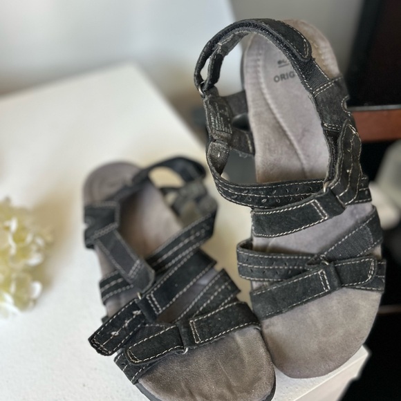 Earth Origins | Shoes | Earth Original 9m Black Strappy Sandals | Poshmark